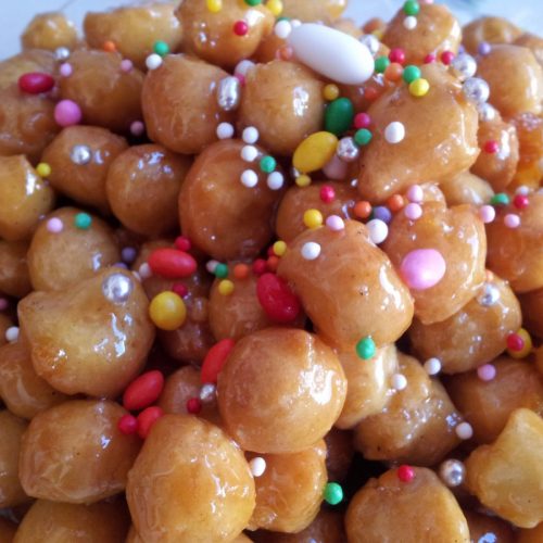 Gli struffoli napoletani : origini e ricetta di un dolce sempiterno