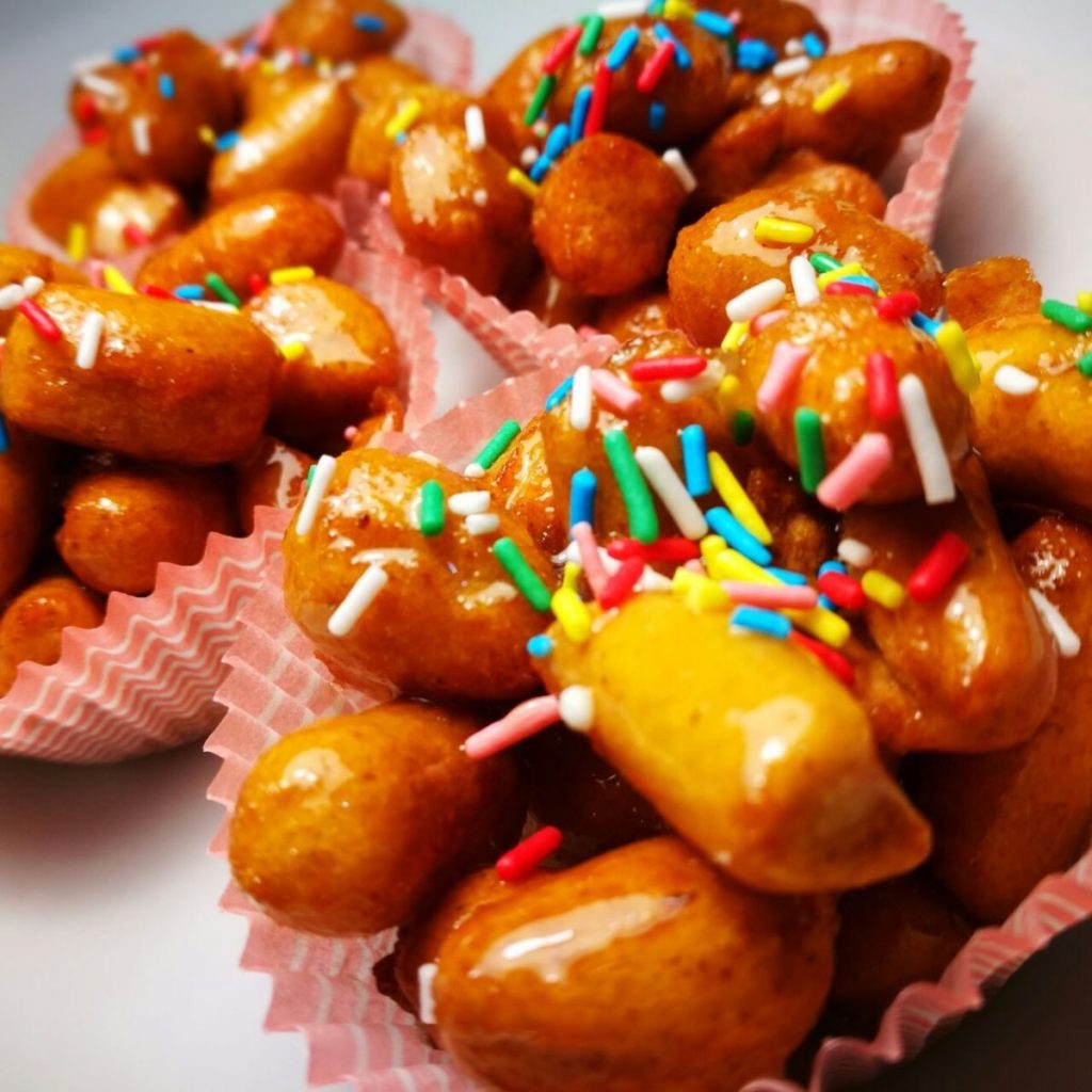 La pignolata (o pignoccata), dolce sfizioso da "piluccare" durante le feste